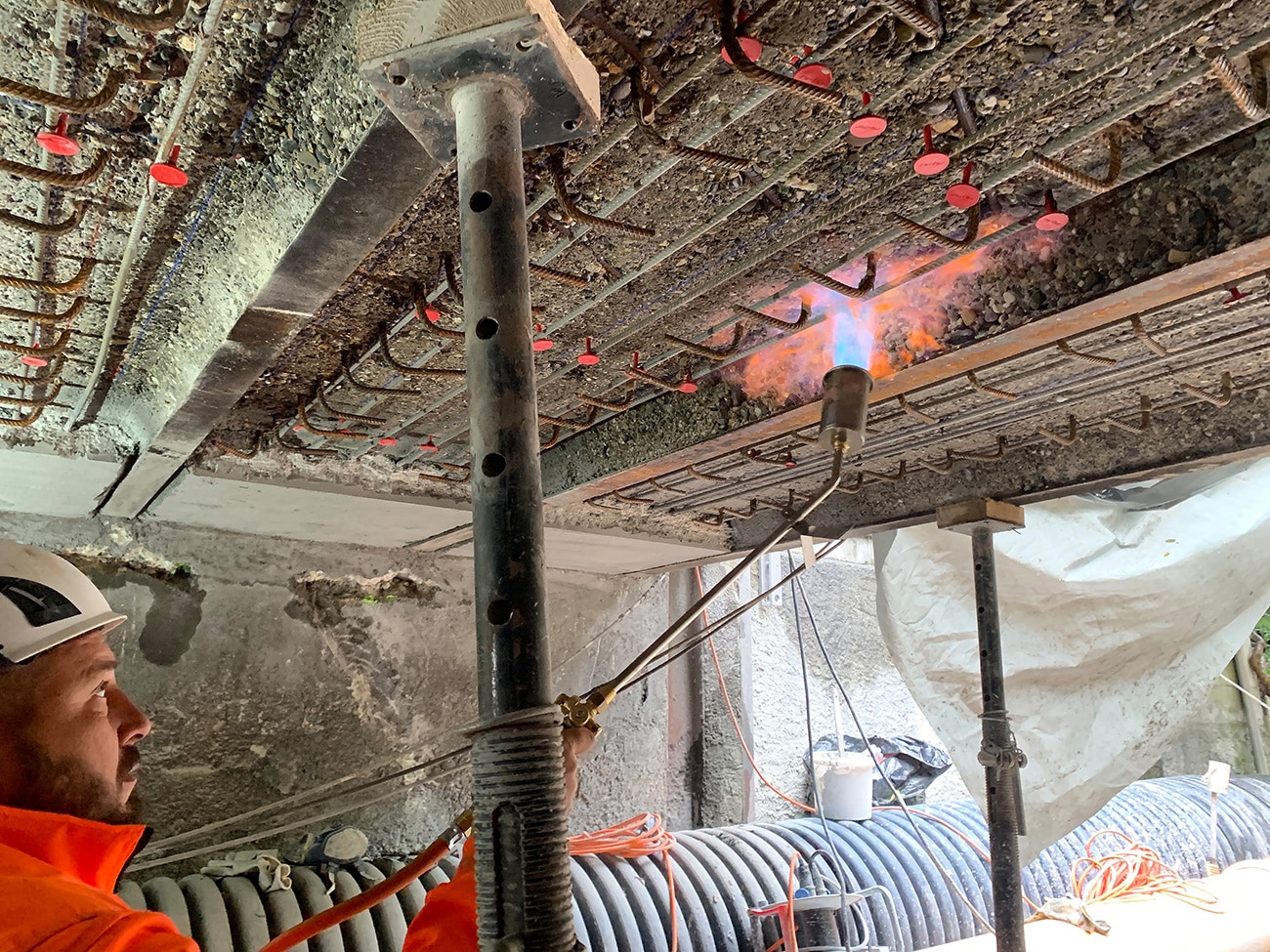 Innovative solution for post-strengthening or prestressing reinforced ...