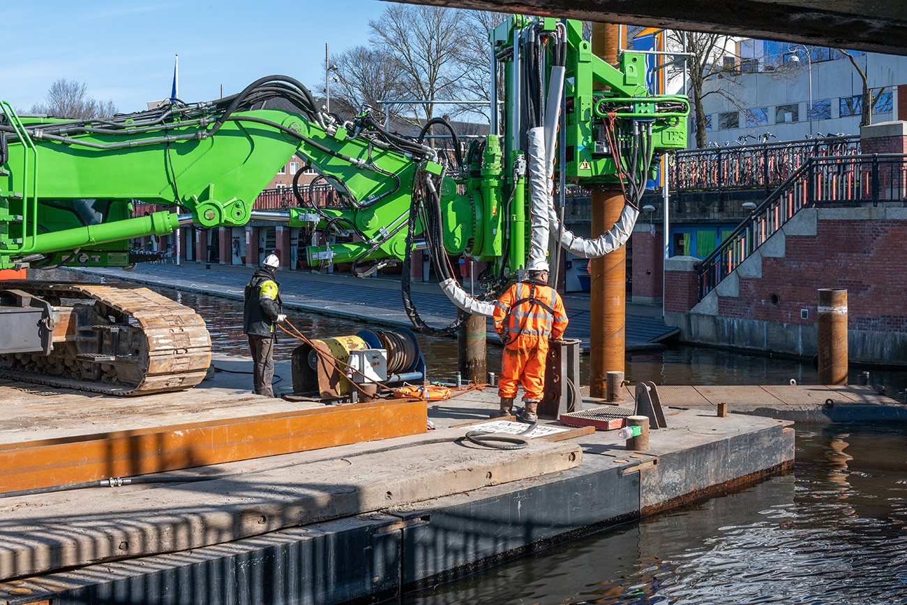 Renovatie Berlagebrug Amsterdam: Tijdelijke brug met bajonetsluiting ...
