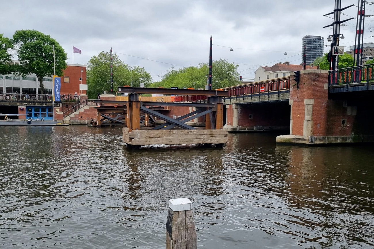 Renovatie Berlagebrug Amsterdam: Tijdelijke brug met bajonetsluiting ...